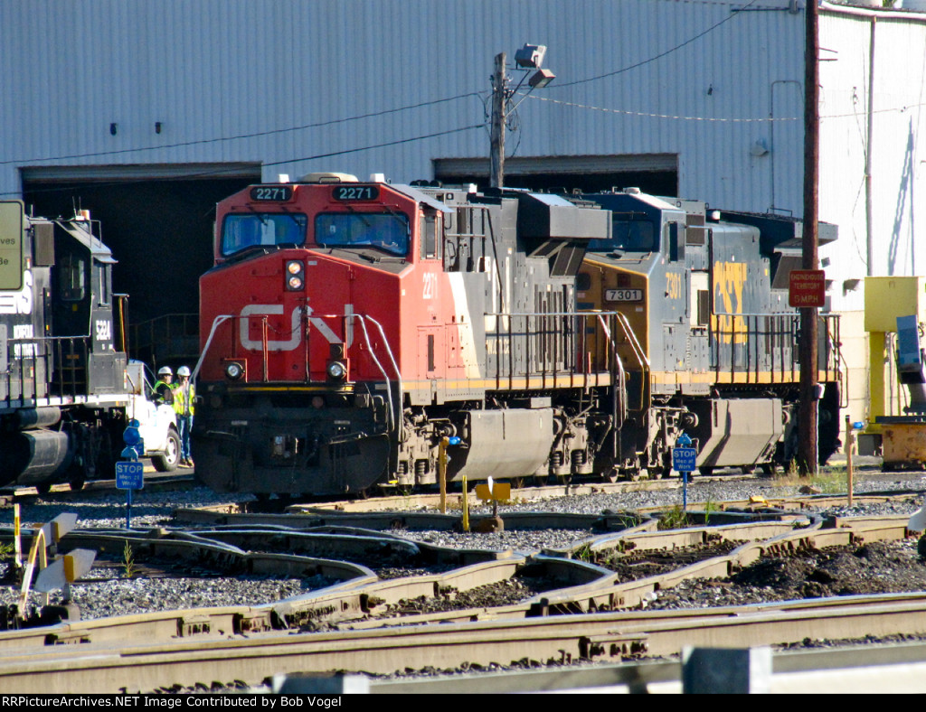 CN 2271 and CSX 7301